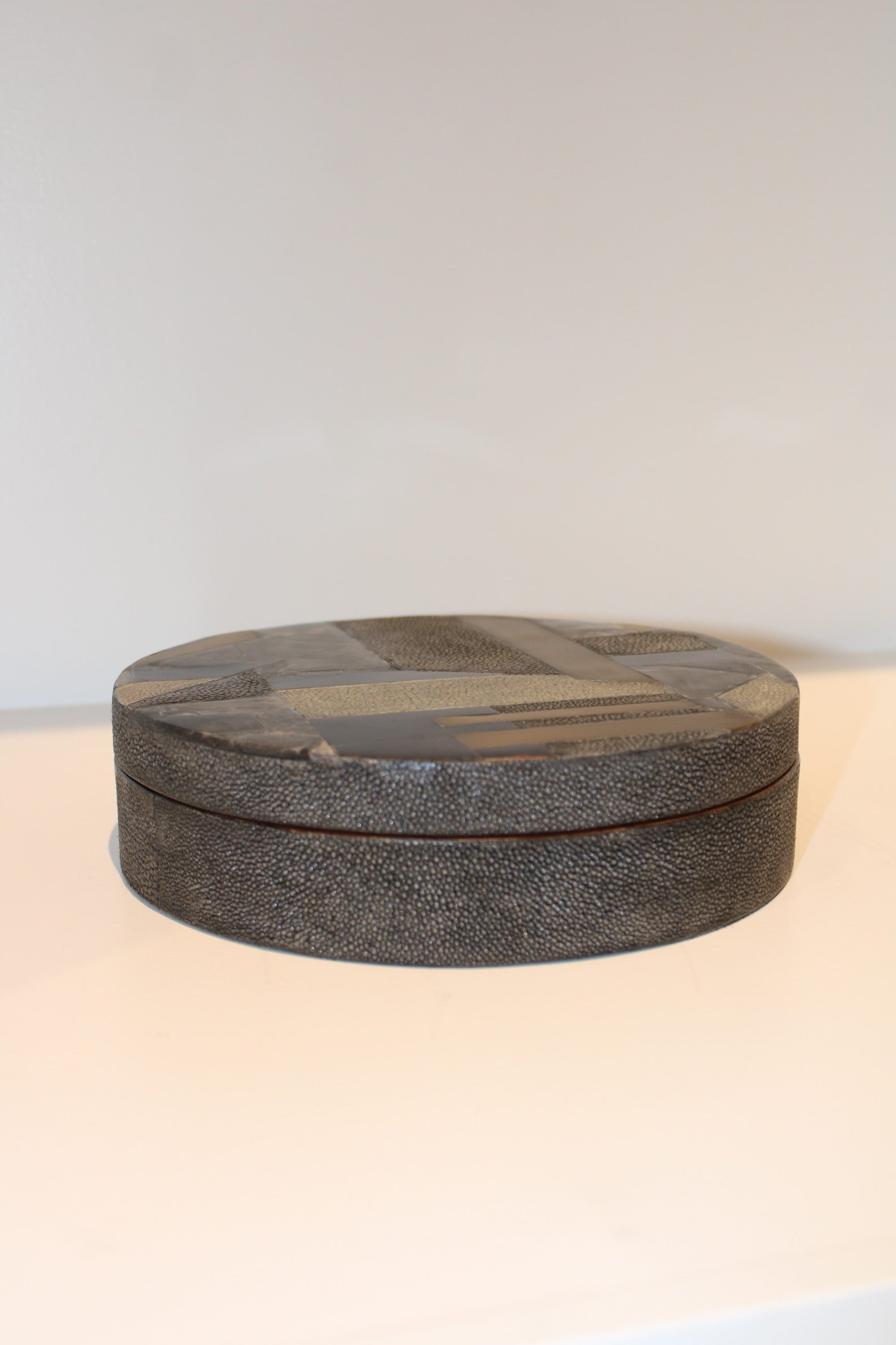Round Box Large Block Pattern Dark – Level